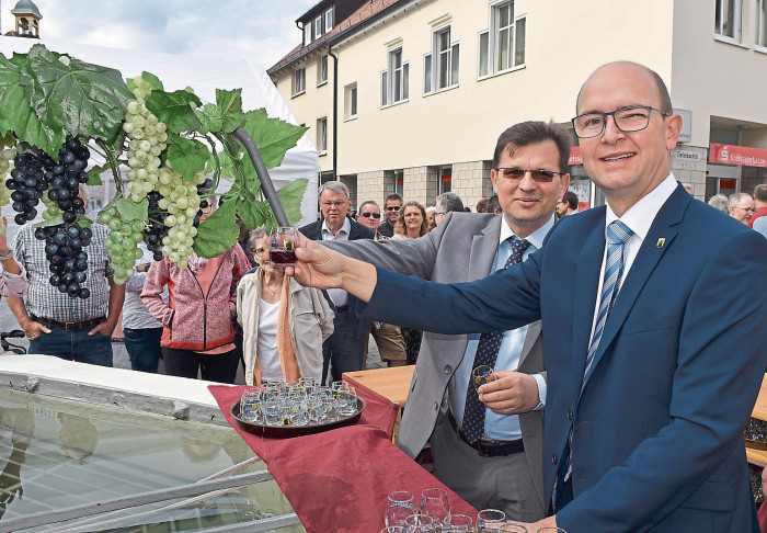 Wenn Täleswein aus dem Brunnen fließt - Region - Nürtinger Zeitung - ntz.de