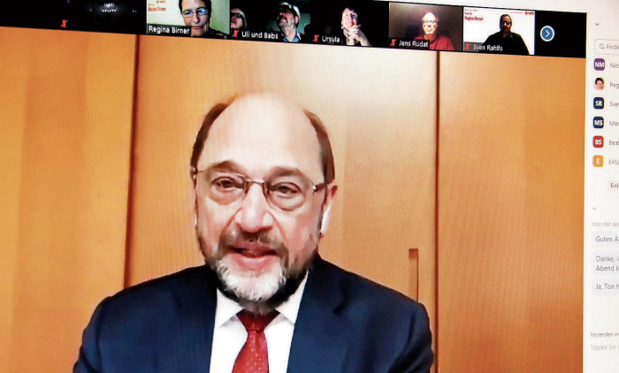 Martin Schulz im Gespräch mit SPD-Landtagskandidatin Regina Birner ...