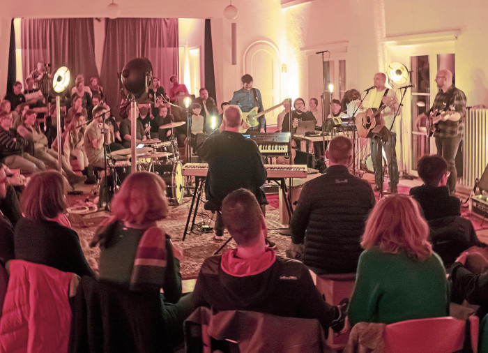 Der ehemalige Schulze-Frontmann Frieder Sigloch kehrte in Neuffen mit ...