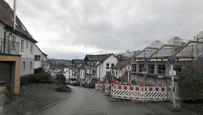 Fußgänger haben es in der Oberboihinger Steigstraße nicht leicht ...