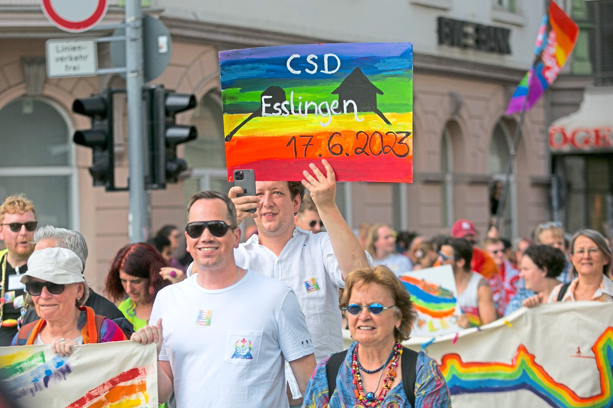 Erster CSD lockte die Massen nach Esslingen - Esslingen - Nürtinger ...