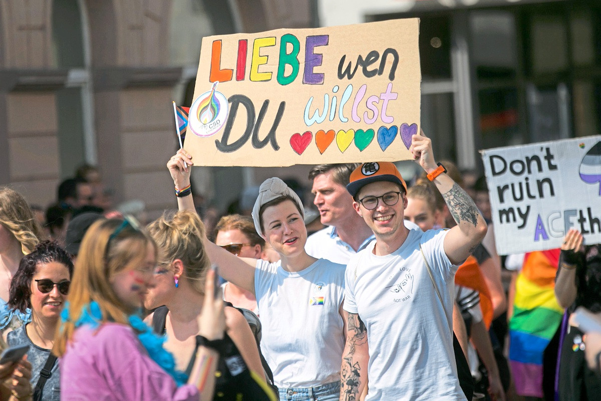 Erster CSD lockte die Massen nach Esslingen - Esslingen - Nürtinger ...