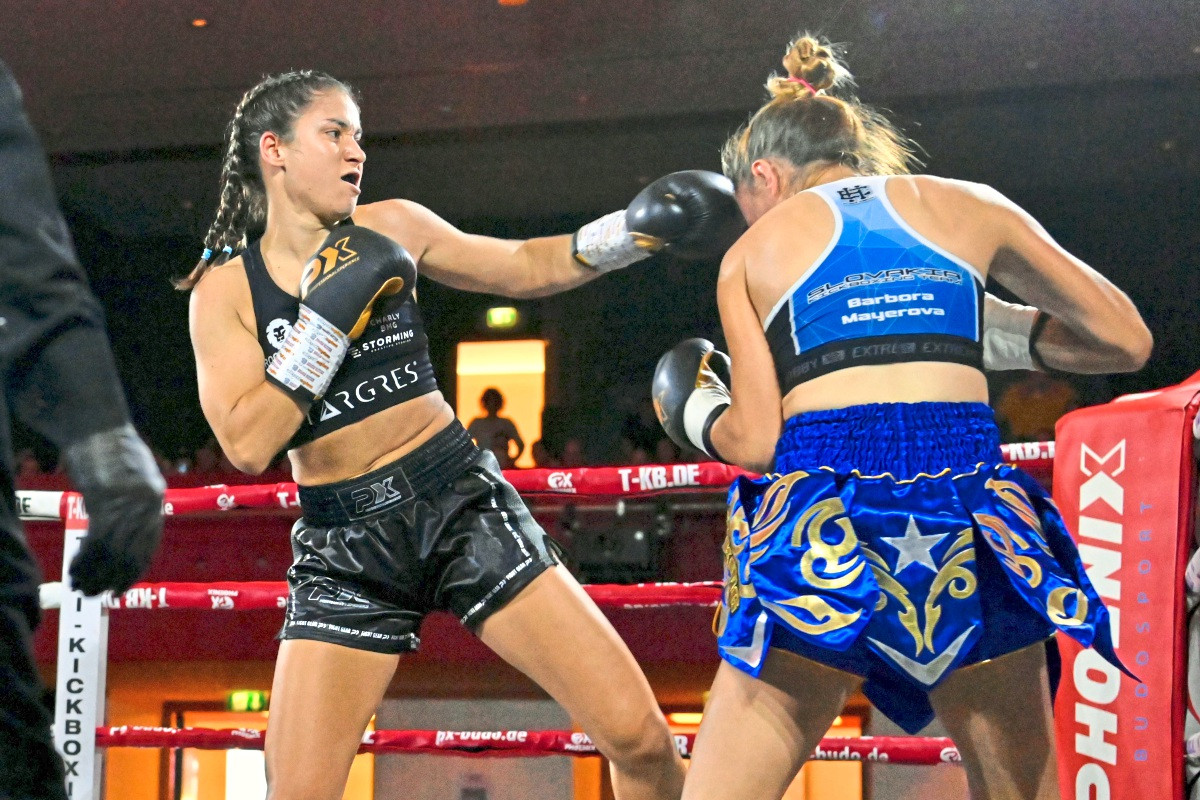 Kickboxerin Charly Glaser wieder im Rampenlicht - Sport - Nürtinger ...