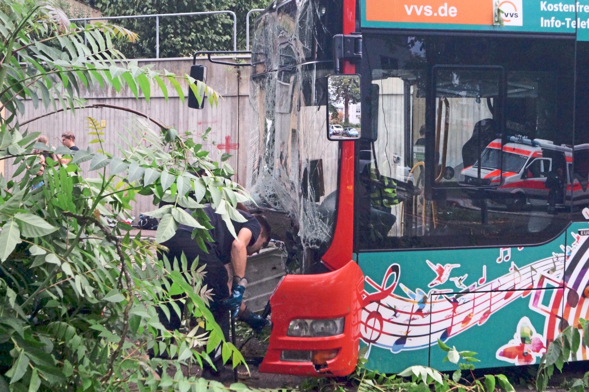 Verletzte nach schwerem Busunfall in Nürtingen außer Lebensgefahr - Nürtingen - Nürtinger ...