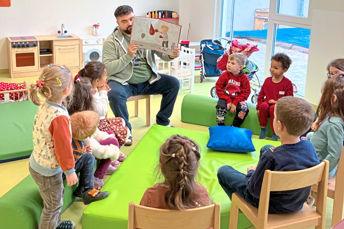 Beim Vorlesetag spricht Serdar Karibik in der Braike mit Kindern über ...
