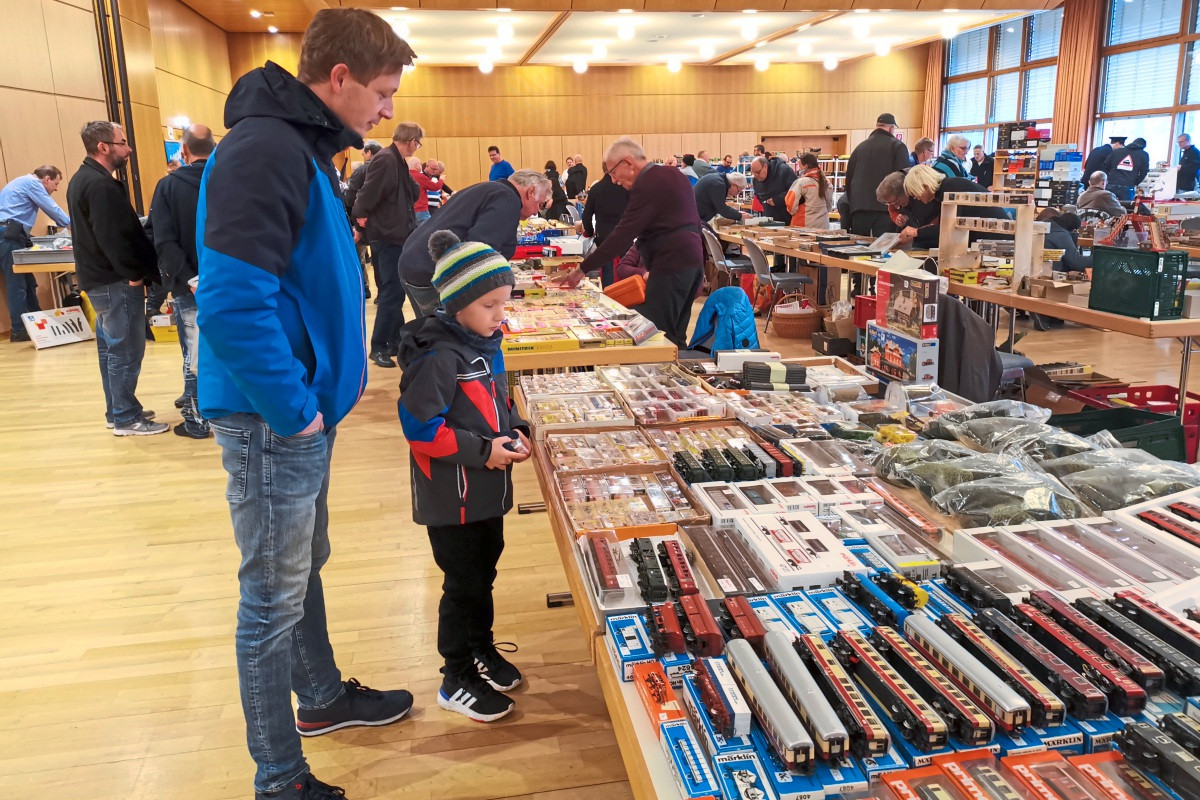 Modelleisenbahnbörse Frickenhausen: Nur wer spielt, bleibt jung ...