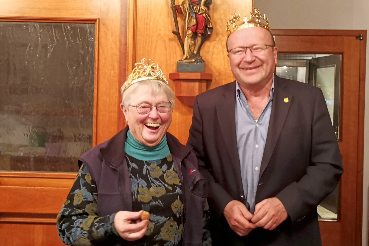 Helga Benz und Bernd Weber sind das Nürtinger Bohnenkönigspaar ...