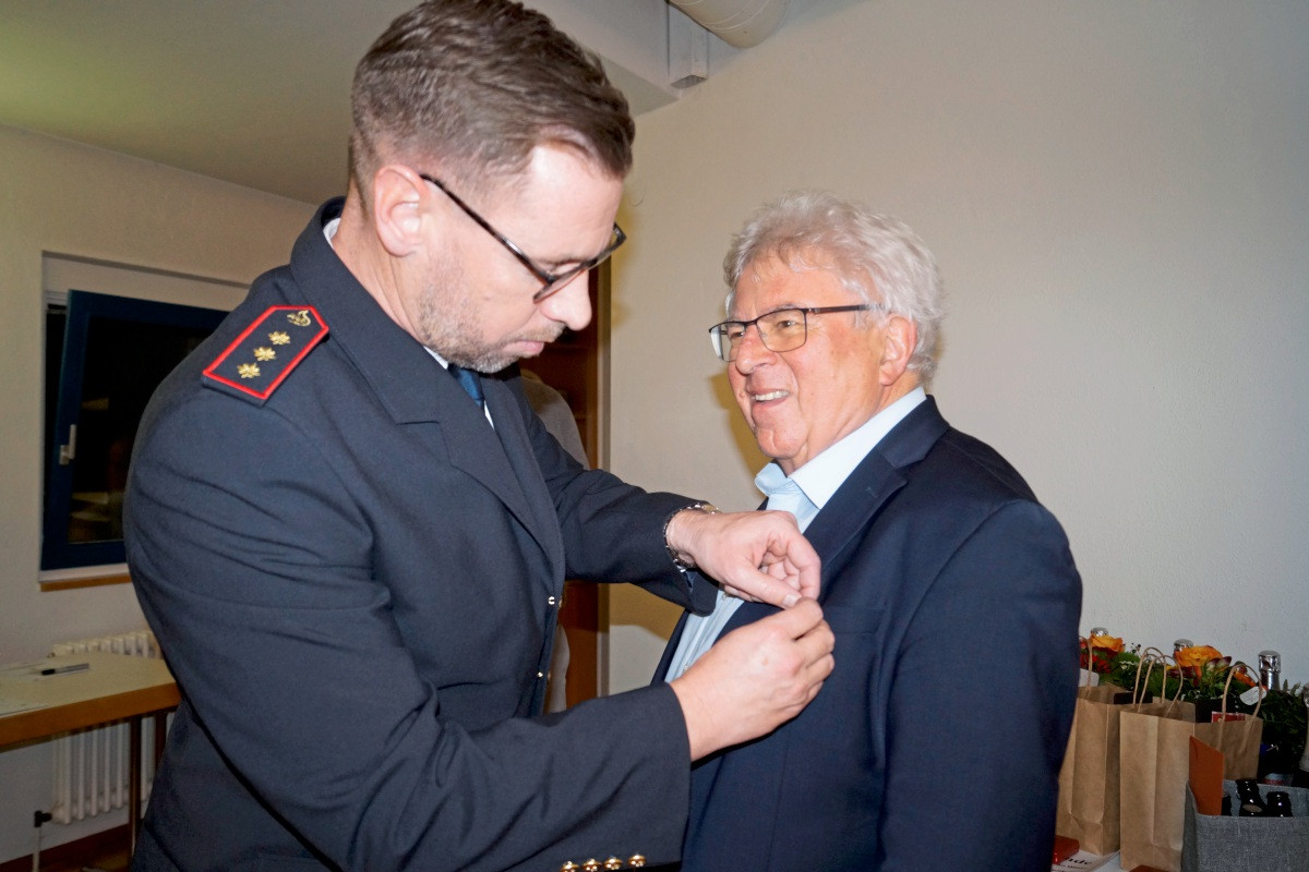 Der langjährige Pfarrer Paul Magino wird Ehrenmitglied der Feuerwehr ...