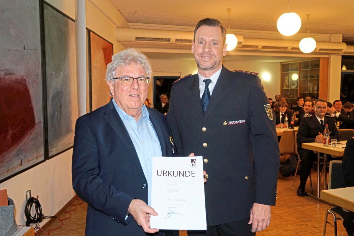 Der langjährige Pfarrer Paul Magino wird Ehrenmitglied der Feuerwehr ...