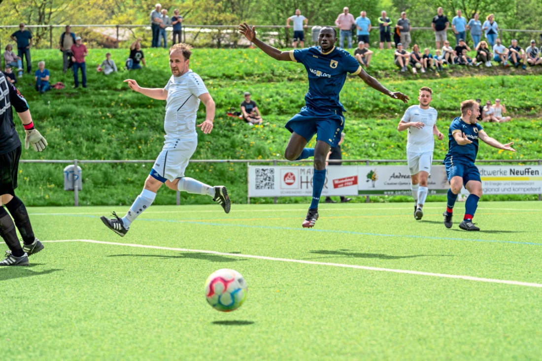 Merlin Palesch führt Neuffen zum Derby-Sieg - Fußball - Nürtinger ...
