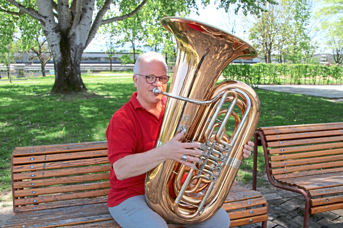 Jochen Schmid dirigiert seit 20 Jahren den Musikverein Großbettlingen ...