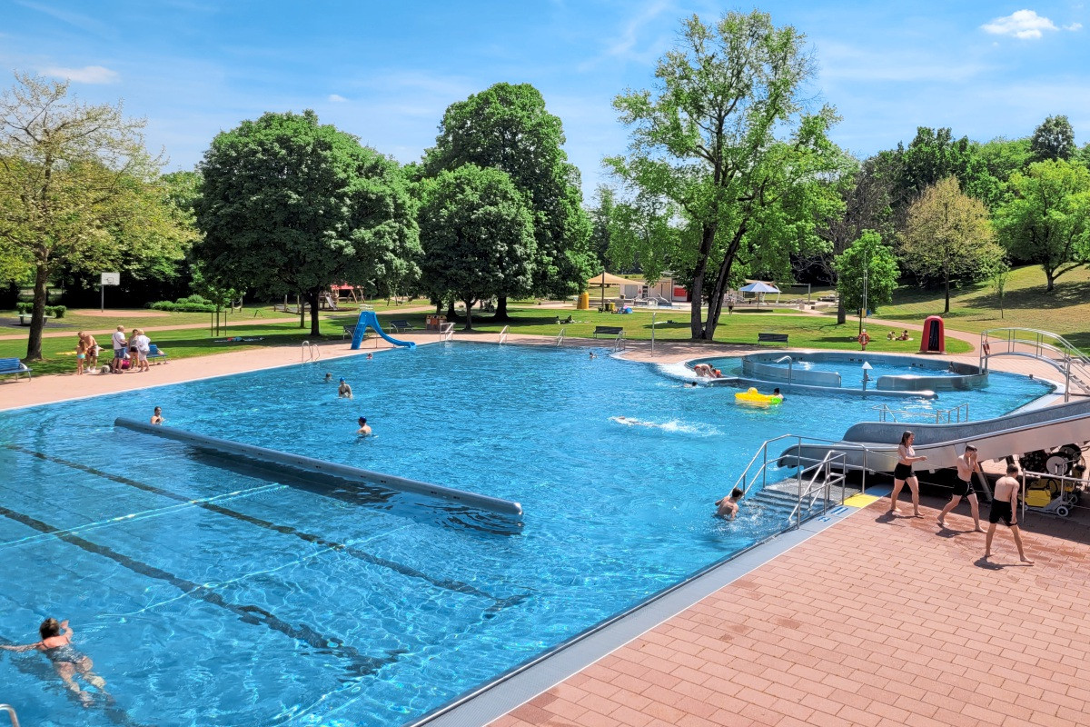 Sonniger Start in die Saison: Nürtinger Freibad hat wieder offen - Nürtingen - Nürtinger Zeitung ...