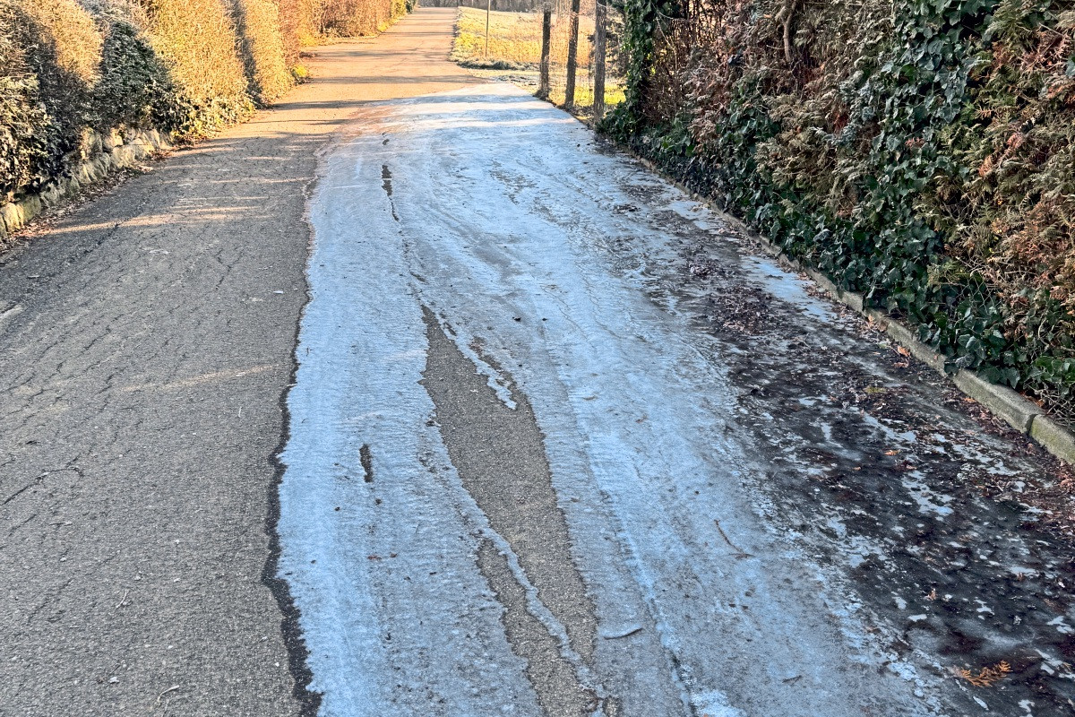 Was es mit dem Eis auf einem Weg im Nürtinger Stadtteil Braike auf sich ...