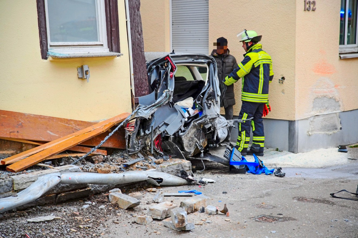 Schwerer Unfall mit Bus in Kirchheim - Kirchheim - Nürtinger Zeitung ...