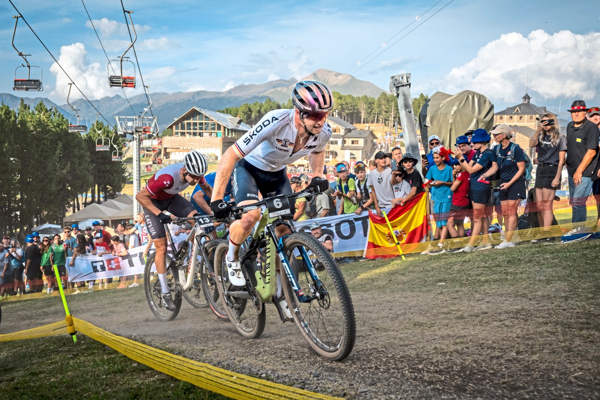 Dood pelajar affable with plenty of talk and flexible to an