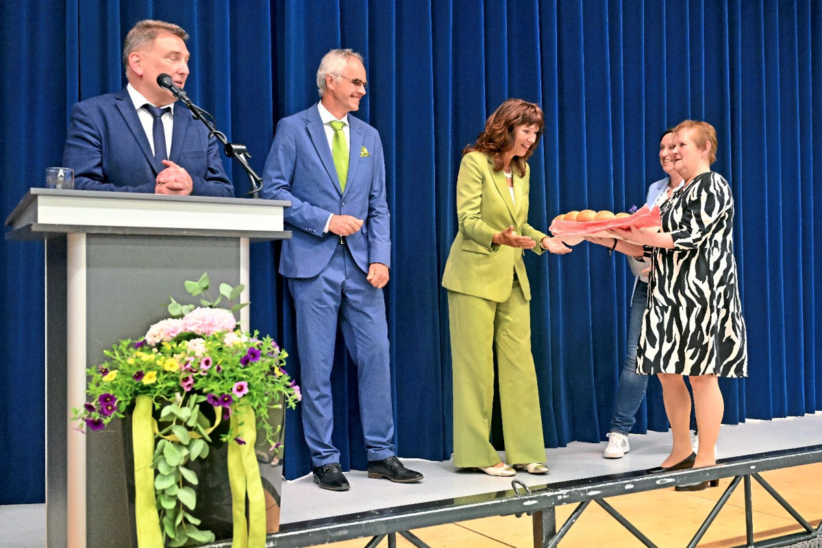 Anker und Schultüte für Wolfschlugens Bürgermeister Matthias Ruckh ...